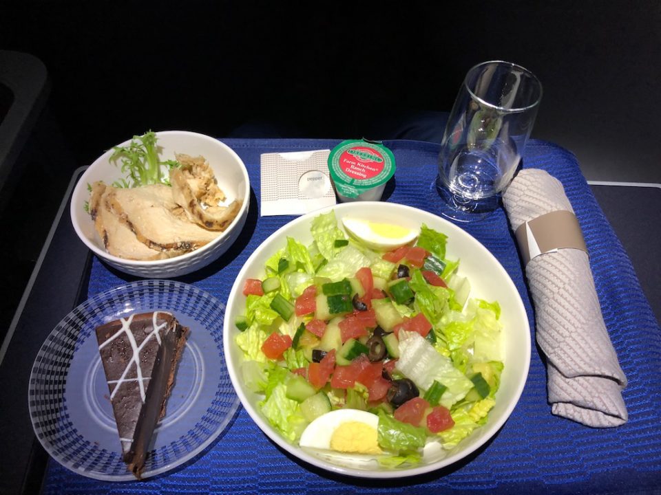 United Domestic First Class Review (What to Expect) [2022] - UponArriving