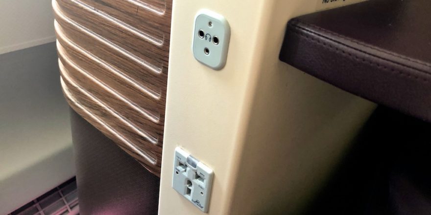 Which Airlines Have Power Outlets & USB Ports? [2022] - UponArriving