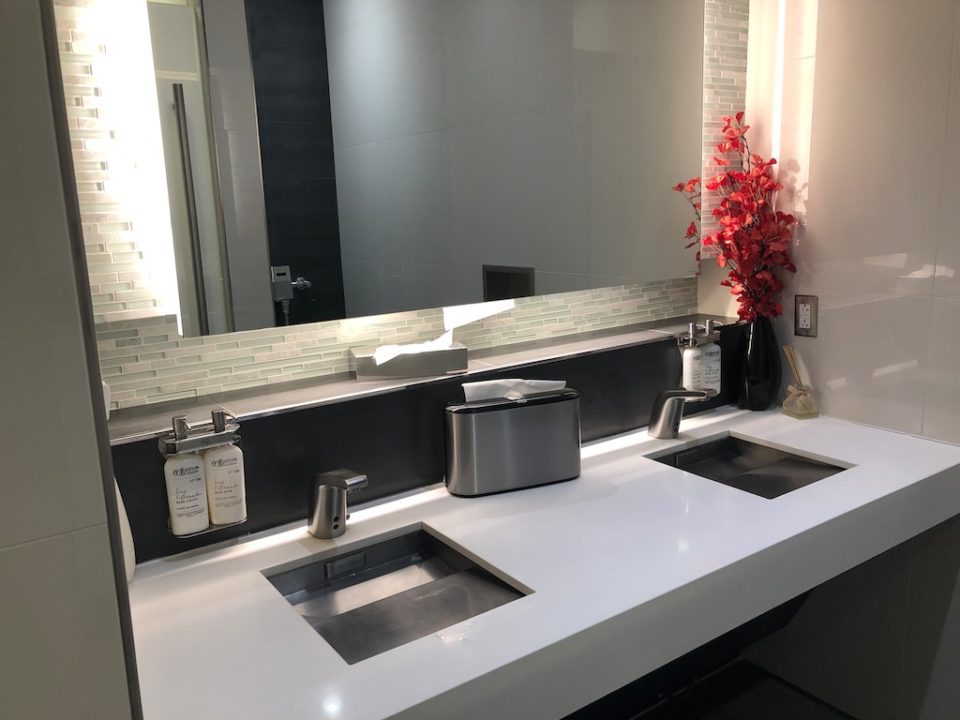 Admirals Club Houston IAH (Terminal A) Review - UponArriving
