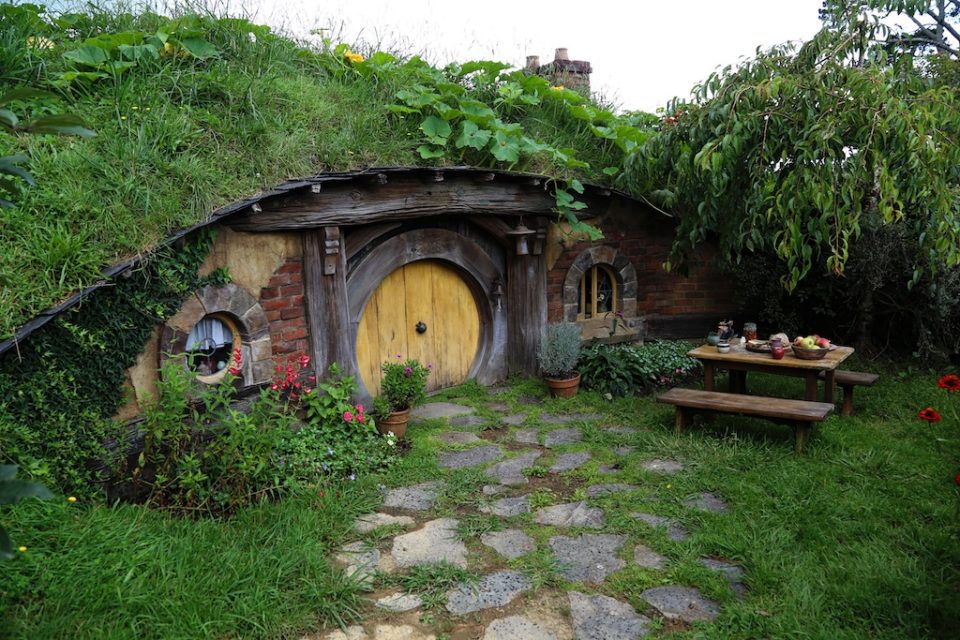 Hobbiton Movie Set Tour Review (Ultimate Guide) - UponArriving