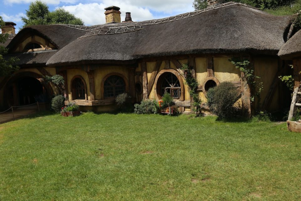 Hobbiton Movie Set Tour Review (Ultimate Guide) - UponArriving