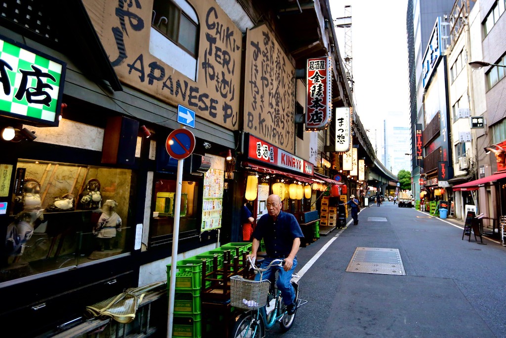 Restaurant-lined-alleyway-Tokyo - UponArriving