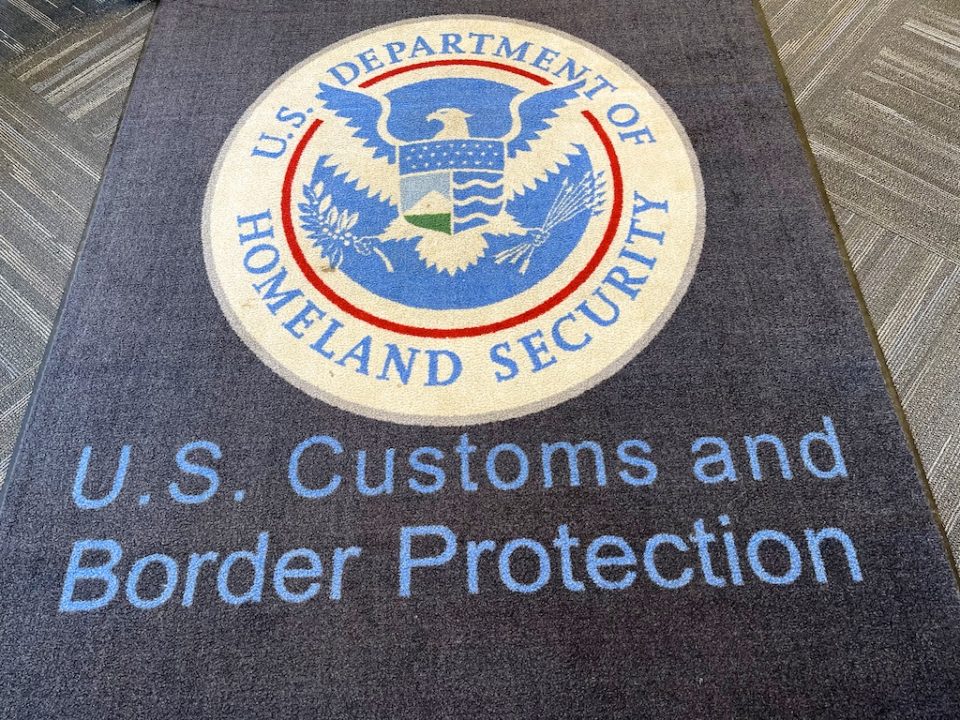 US Customs at the Airport: What You Need to Know [2022] - UponArriving