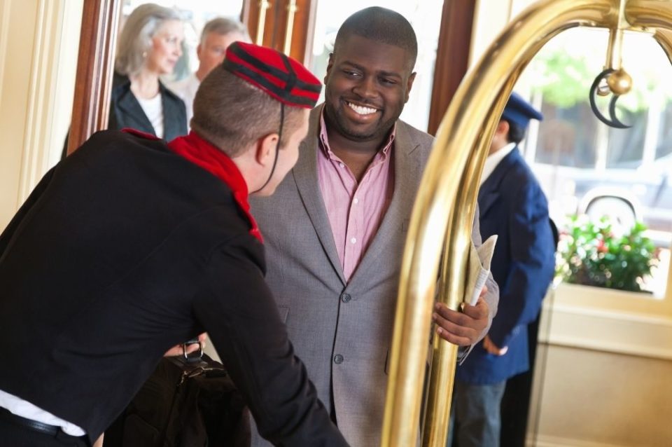 How Much Should You Tip the Hotel Bellhop? (Rule of Thumb) [2024 ...